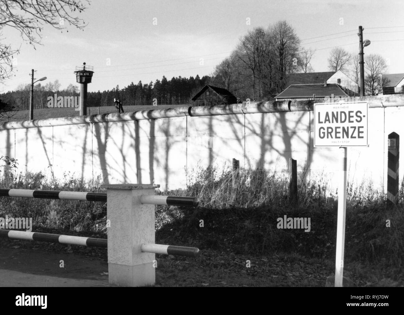 Border sign inner german border -Fotos und -Bildmaterial in hoher ...
