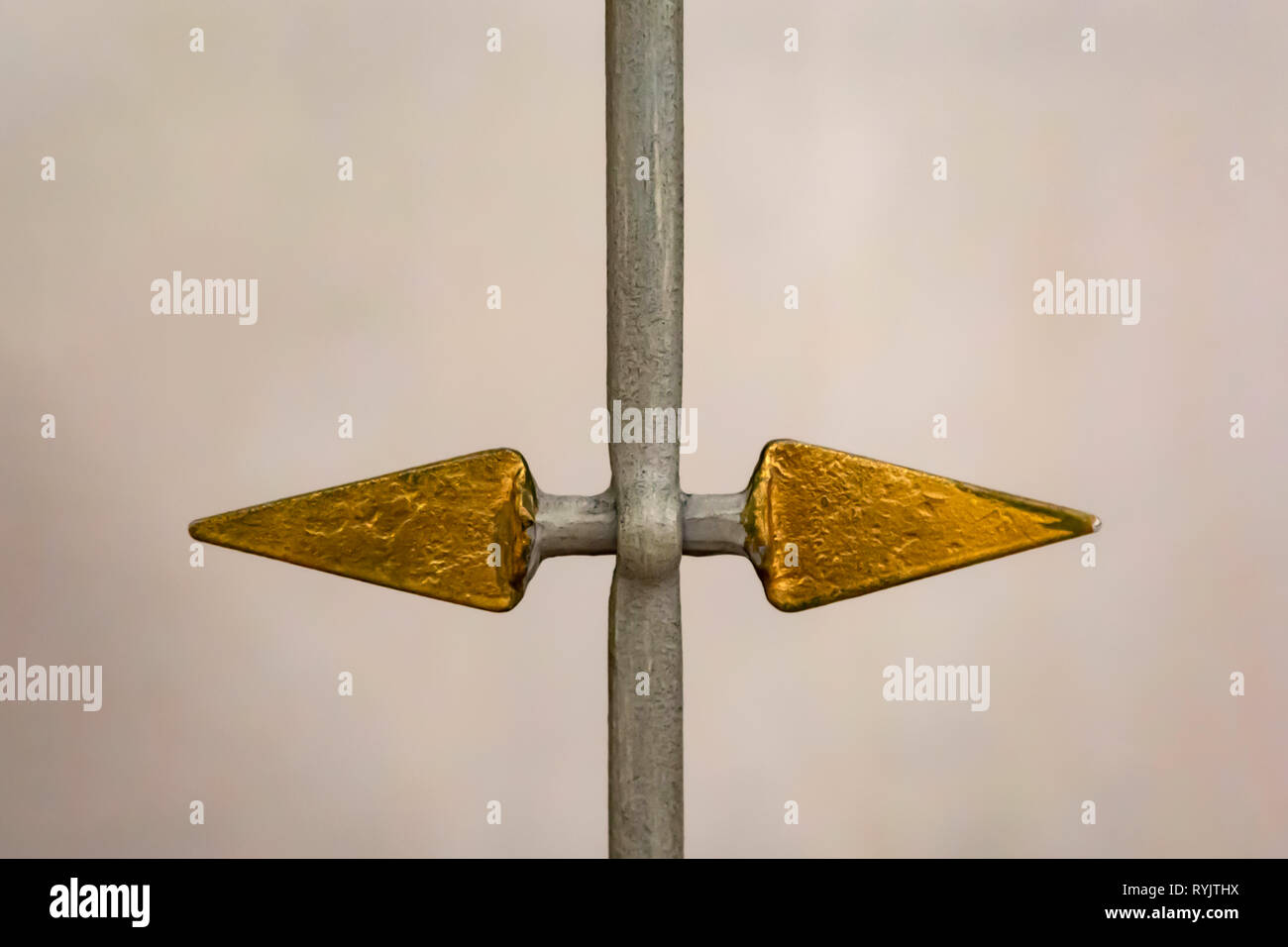 Zwei Pfeile aus Metall, eine rechts, eine links Stockfotografie - Alamy
