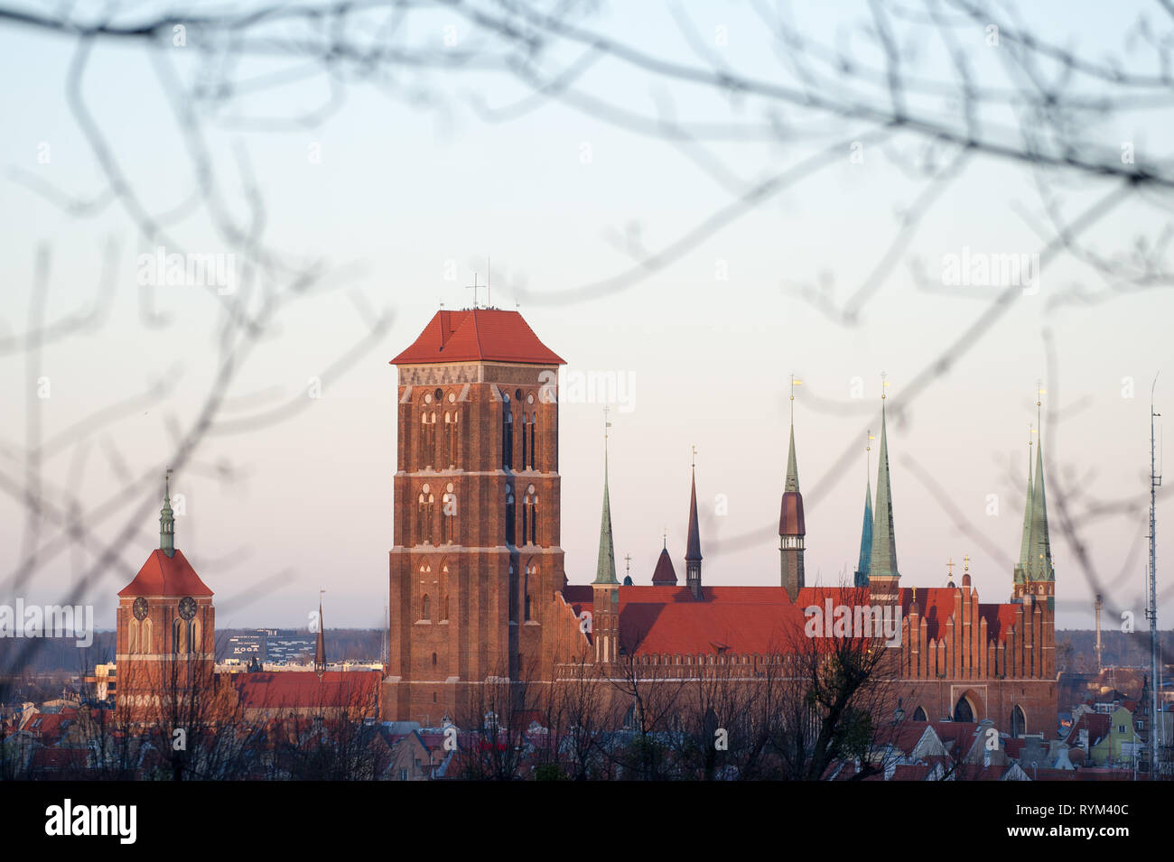 Gotische Bazylika Mariacka (St. Mary's Church) und gotische St ...