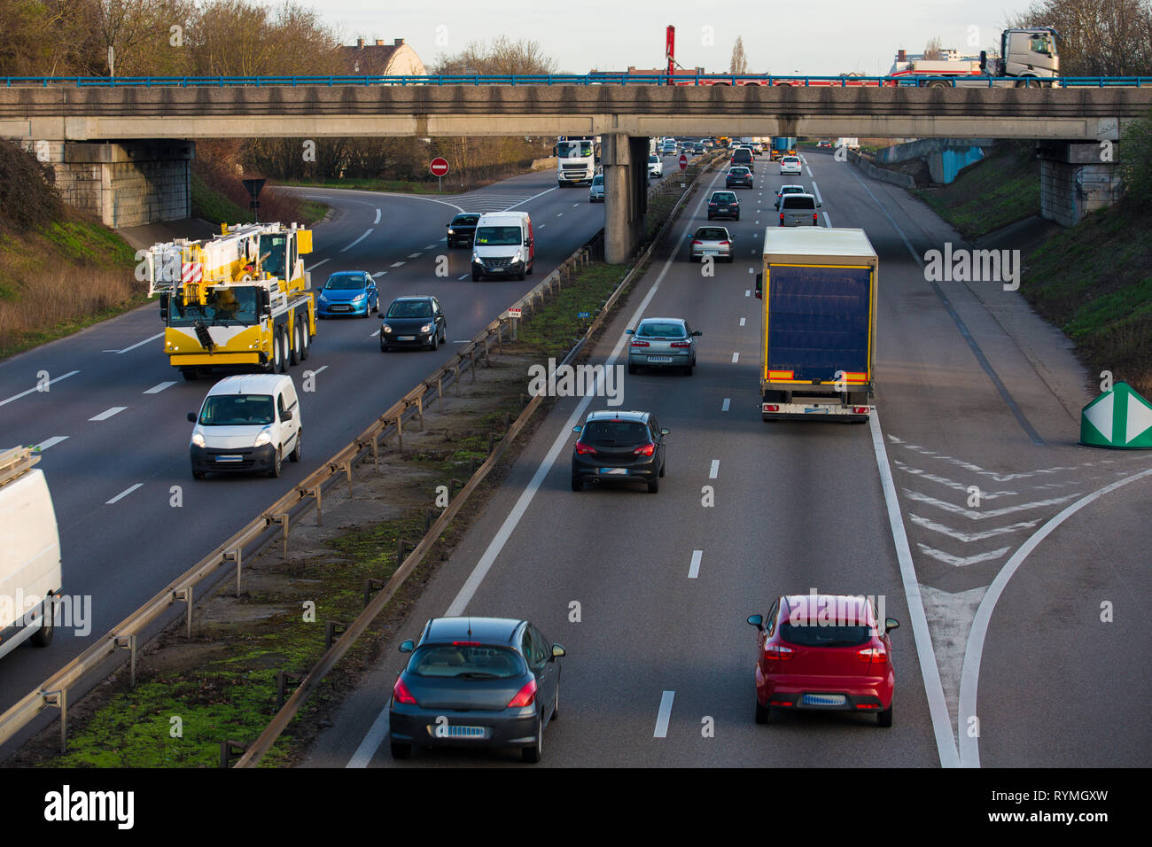 Fahrendes Auto Auf Der Autobahn Stockfotos und -bilder Kaufen - Alamy