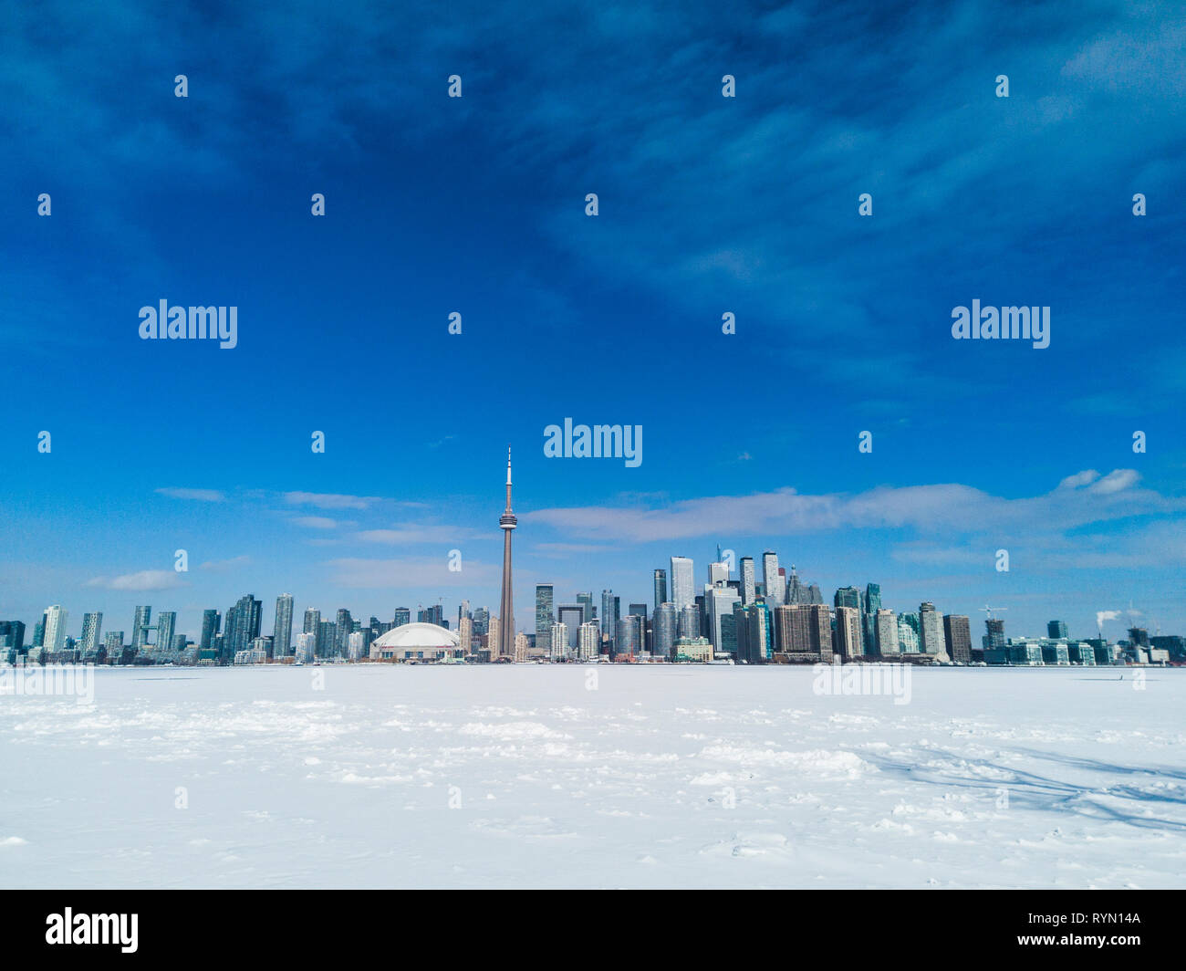 Frozen harbor and waterfront skyline -Fotos und -Bildmaterial in hoher ...