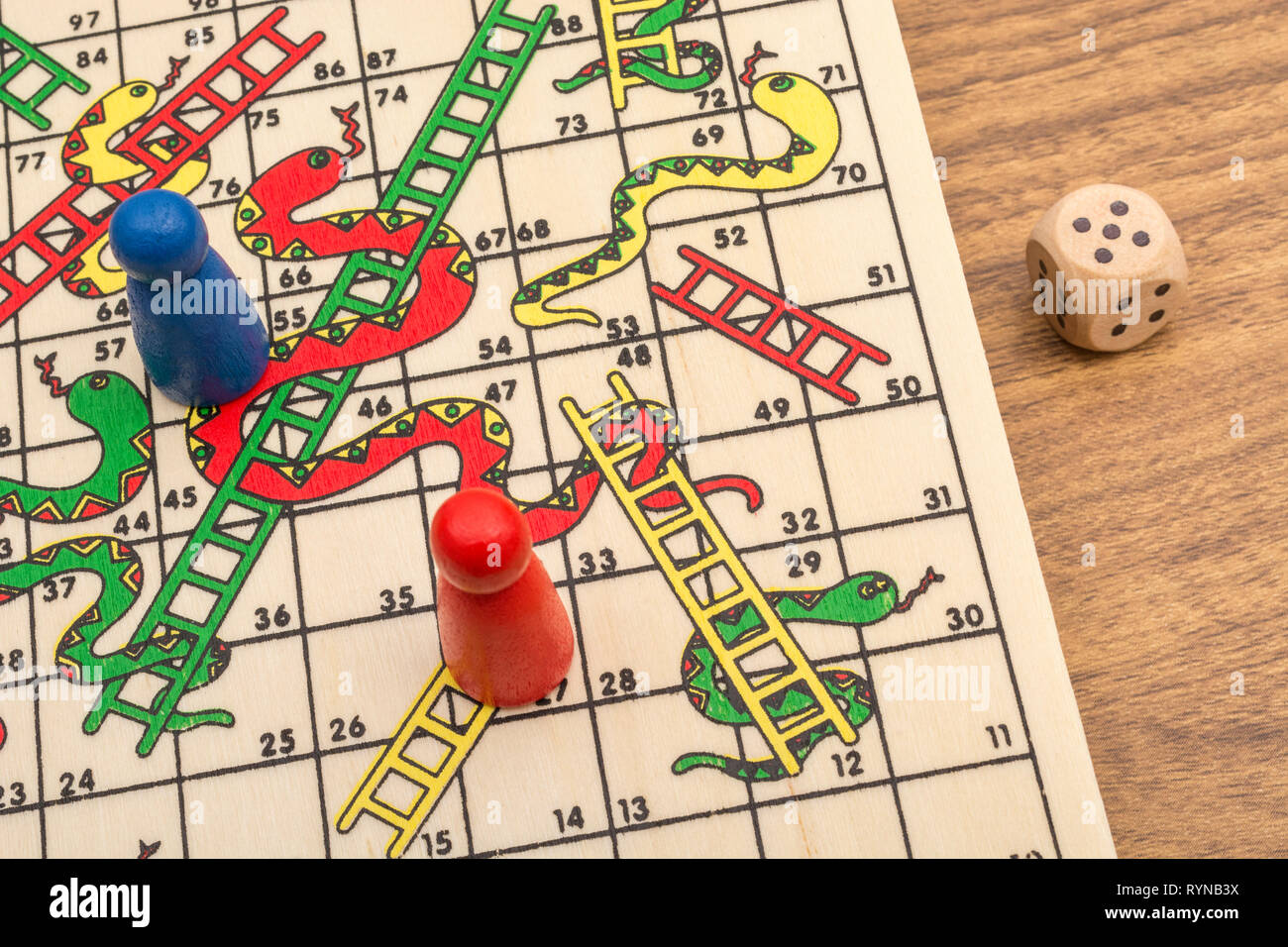 Schlangen und Leitern Brettspiel Stockfotos und -bilder Kaufen - Alamy