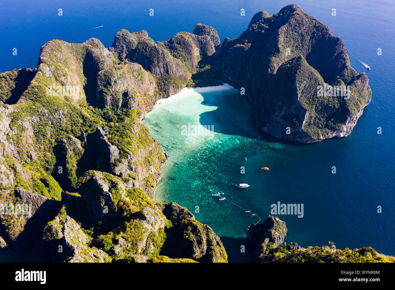 Ansicht von oben, beeindruckende Luftaufnahme von Koh Phi Phi Leh (Phi Phi Island) mit der ...
