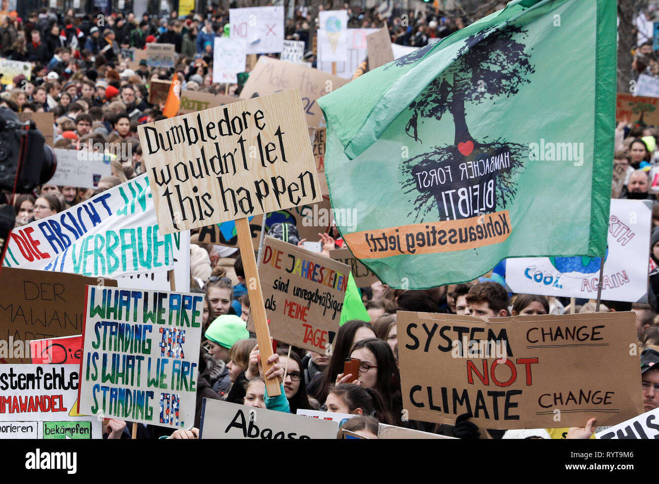Berlin, Deutschland. 15 Mär, 2019. Schüler nehmen im Rahmen der ...