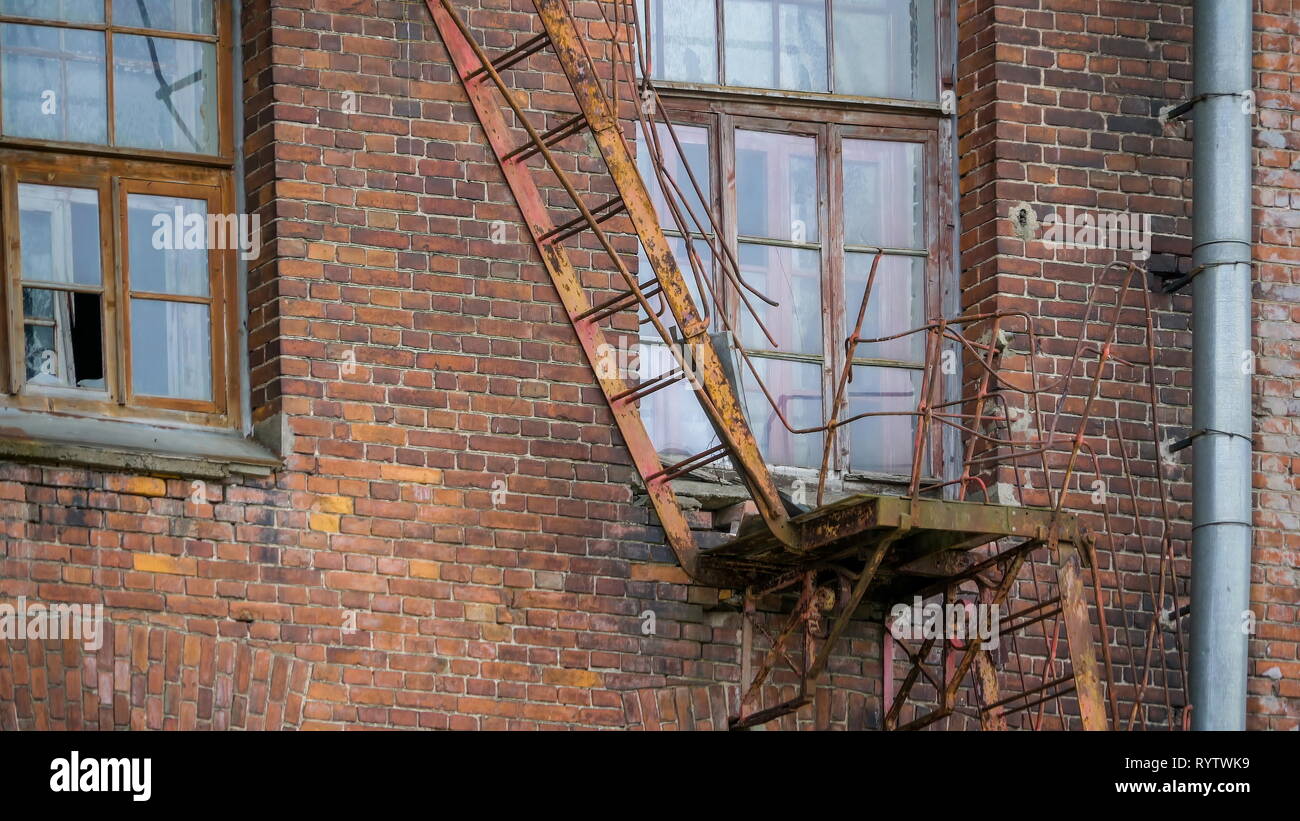 Old rusty ladder -Fotos und -Bildmaterial in hoher Auflösung – Alamy
