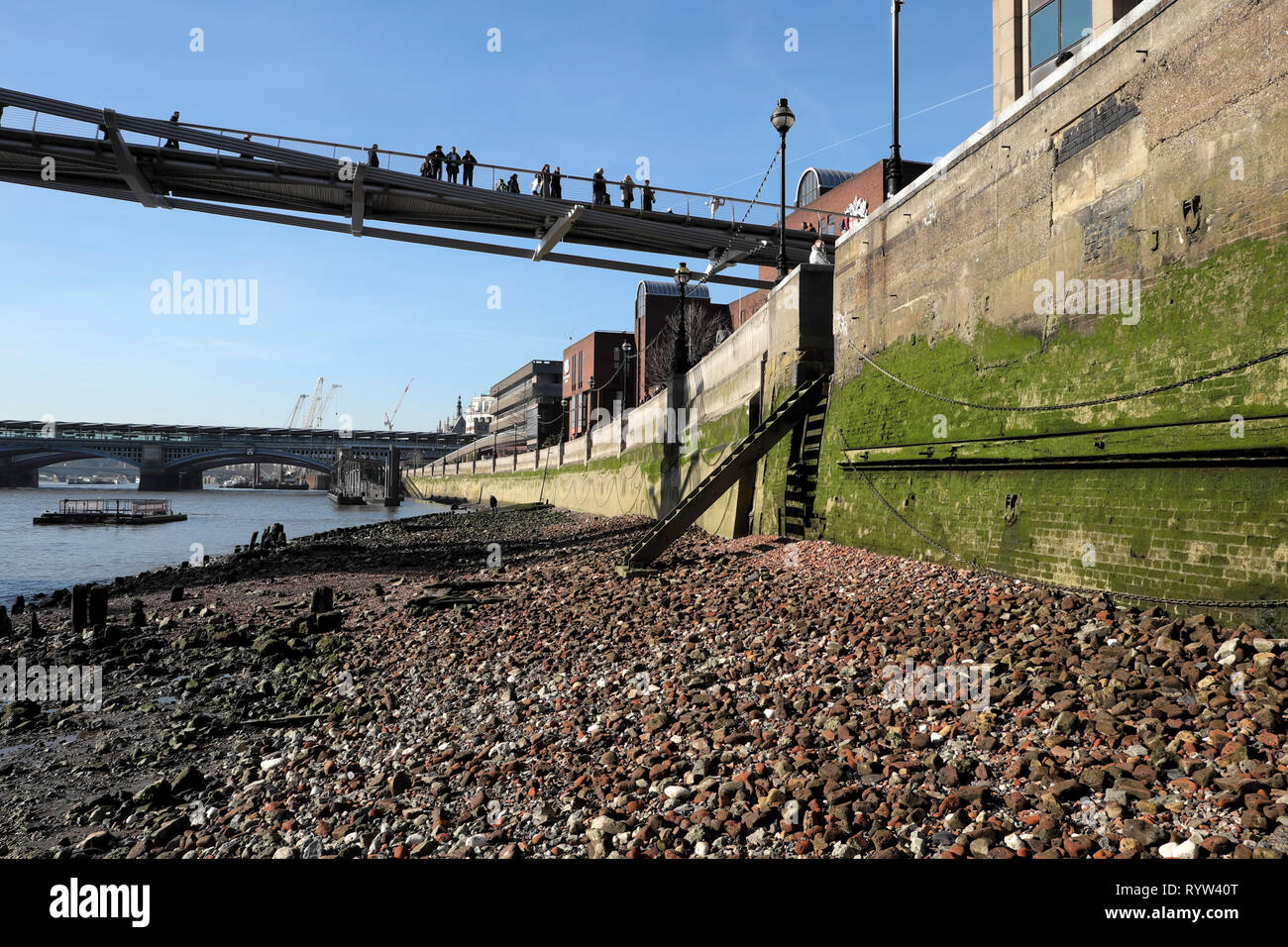 Anzeigen von Menschen stehen auf Millennium Bridge & Algen bedeckt ...