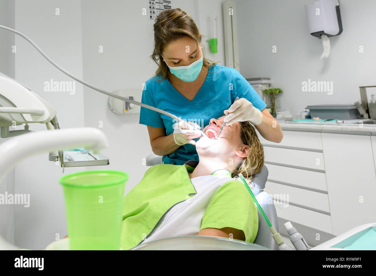 Dental treatment -Fotos und -Bildmaterial in hoher Auflösung – Alamy