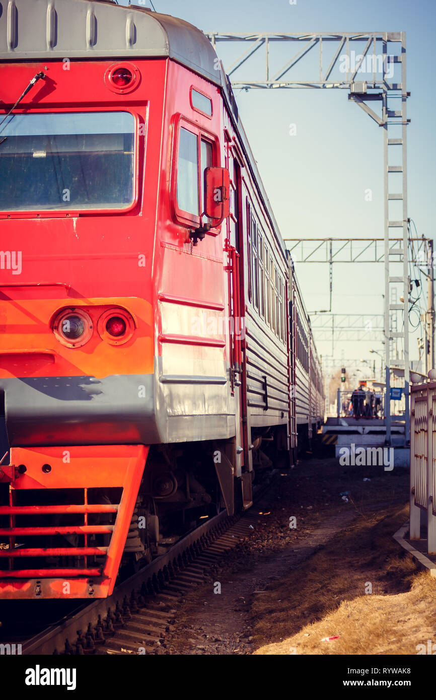 Zug auf der Plattform. Elektrische Zug auf dem Gleis. Die russische ...