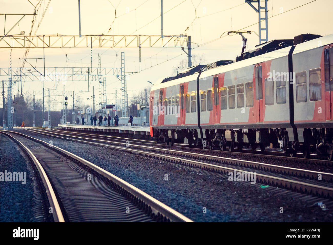 Zug auf der Plattform. Elektrische Zug auf dem Gleis. Die russische ...