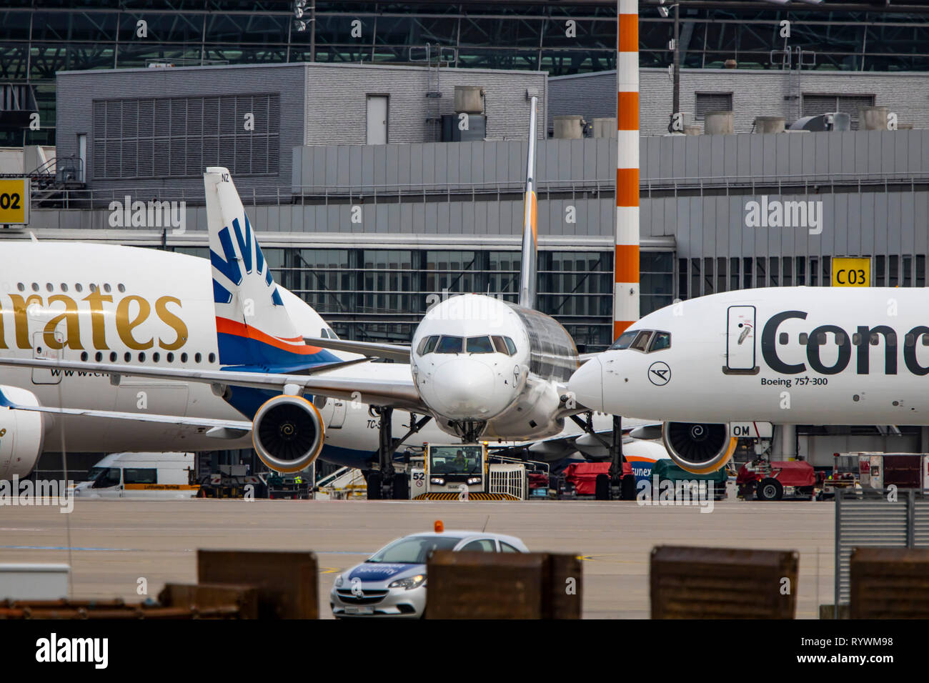 Internationaler Flughafen Düsseldorf, DUS, Schürze, Condor Flug ...