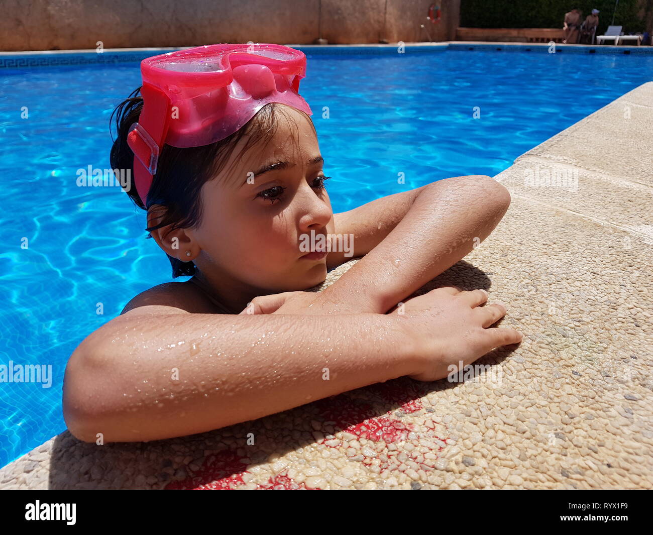 Kleines mädchen schwimmen -Fotos und -Bildmaterial in hoher Auflösung ...