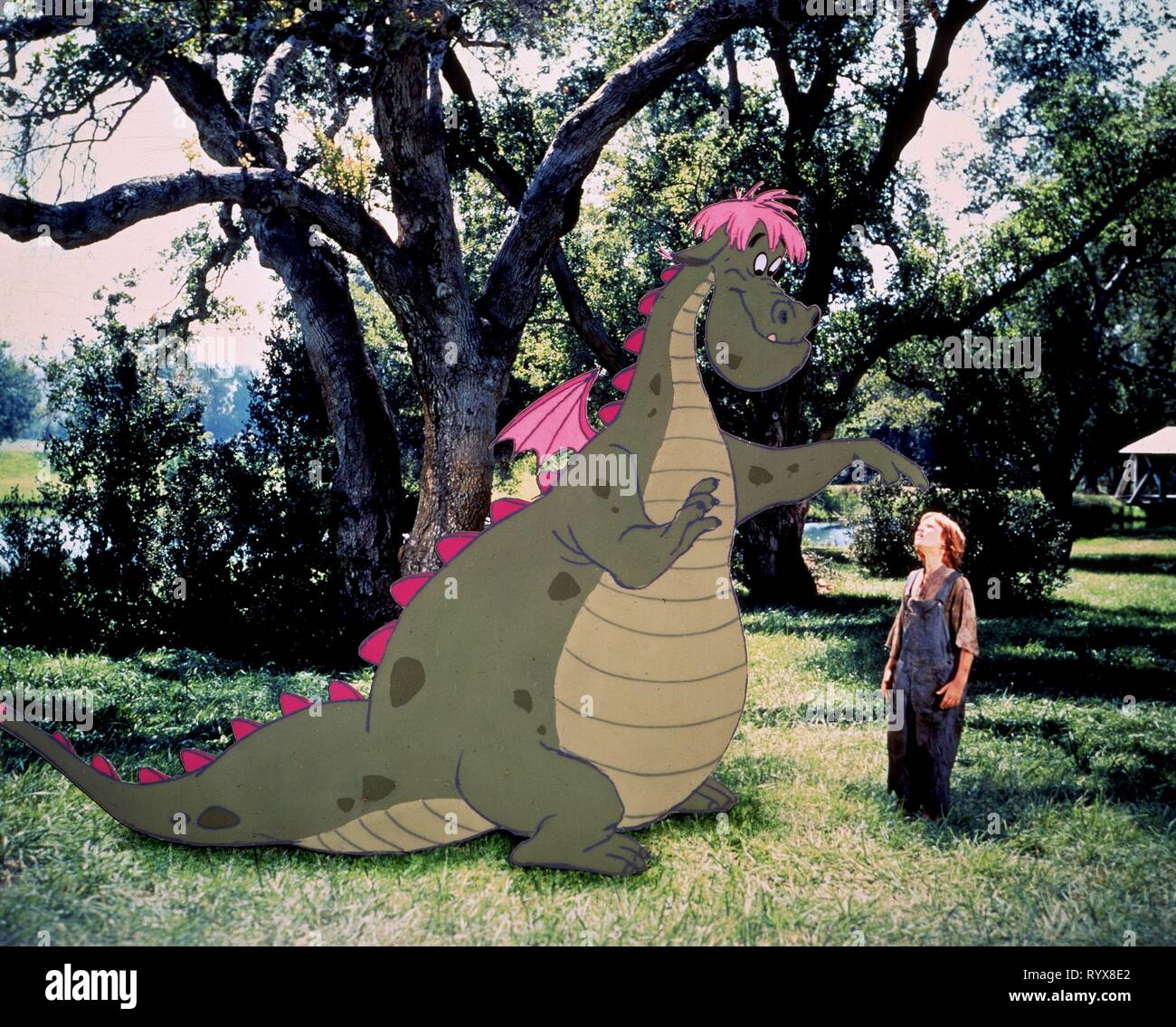 Peter et elliott le dragon -Fotos und -Bildmaterial in hoher Auflösung ...