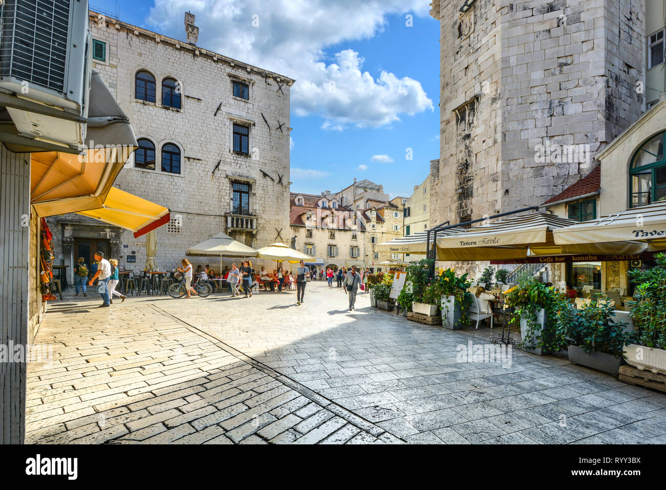 Croatia split cafe people street -Fotos und -Bildmaterial in hoher ...