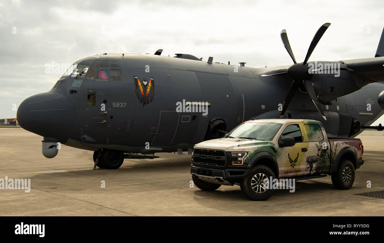 Mitglieder der 330 Recruiting Squadron besuchen Sie einen Block 30 AC ...