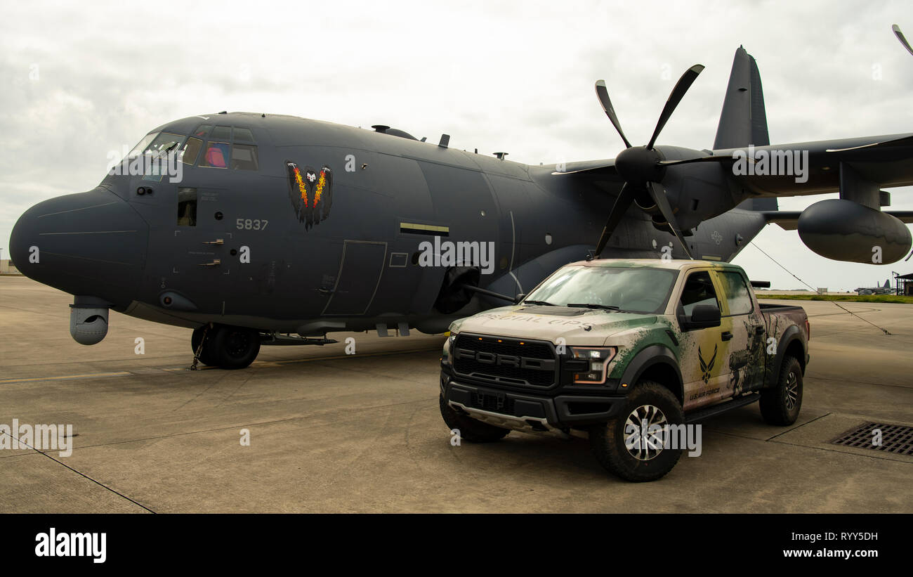 Mitglieder der 330 Recruiting Squadron besuchen Sie einen Block 30 AC ...