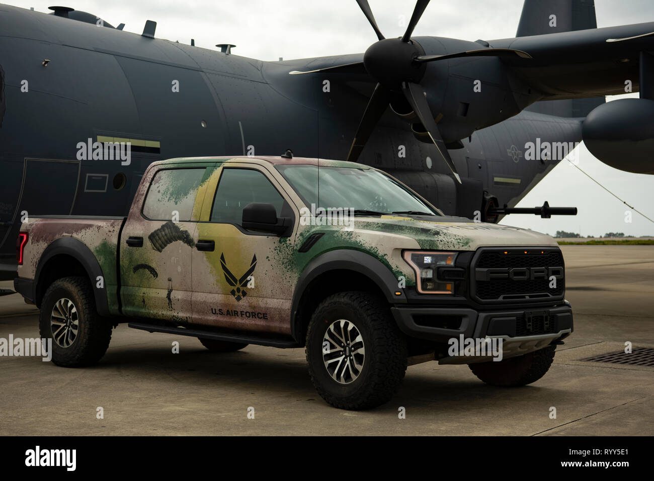 Mitglieder der 330 Recruiting Squadron besuchen Sie einen Block 30 AC ...