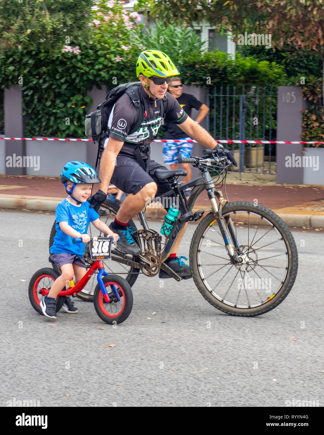 Vater und Sohn in der kleinen Lebewesen Radfahren Veranstaltung am Ring ...