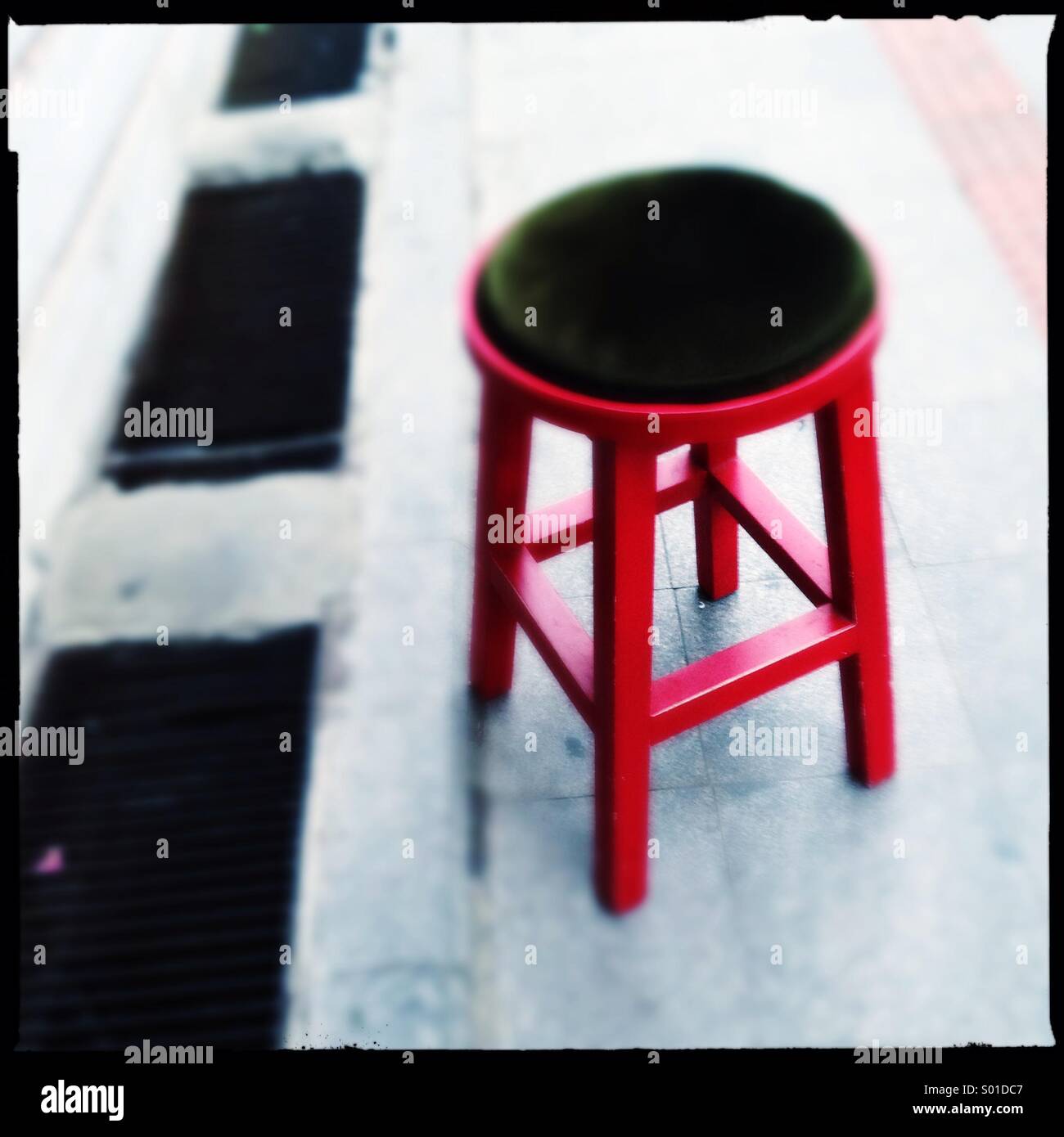 Roter hocker stuhl -Fotos und -Bildmaterial in hoher Auflösung – Alamy