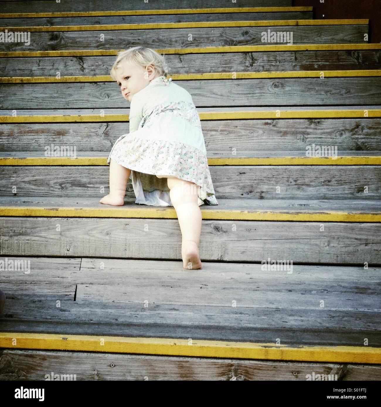 Treppe kind -Fotos und -Bildmaterial in hoher Auflösung – Alamy