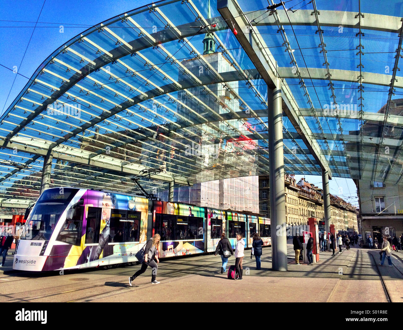 Straßenbahn-Haltestelle am Hauptbahnhof Bern Stockfotografie - Alamy