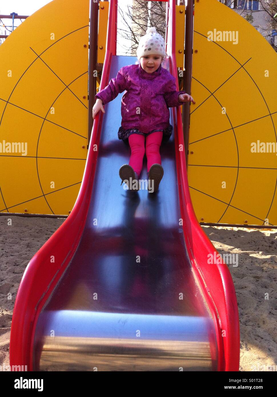 Kind Auf Dem Spielplatz Stockfotos und -bilder Kaufen - Alamy