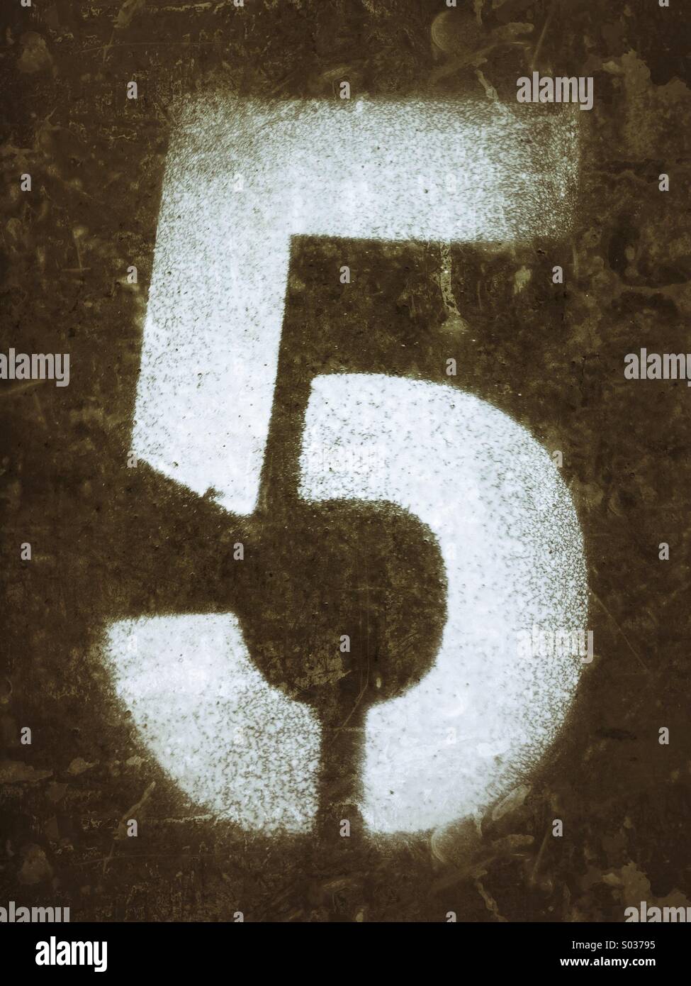 Nummer fünf lackiert in weiß mit einer Schablone Stockfotografie - Alamy