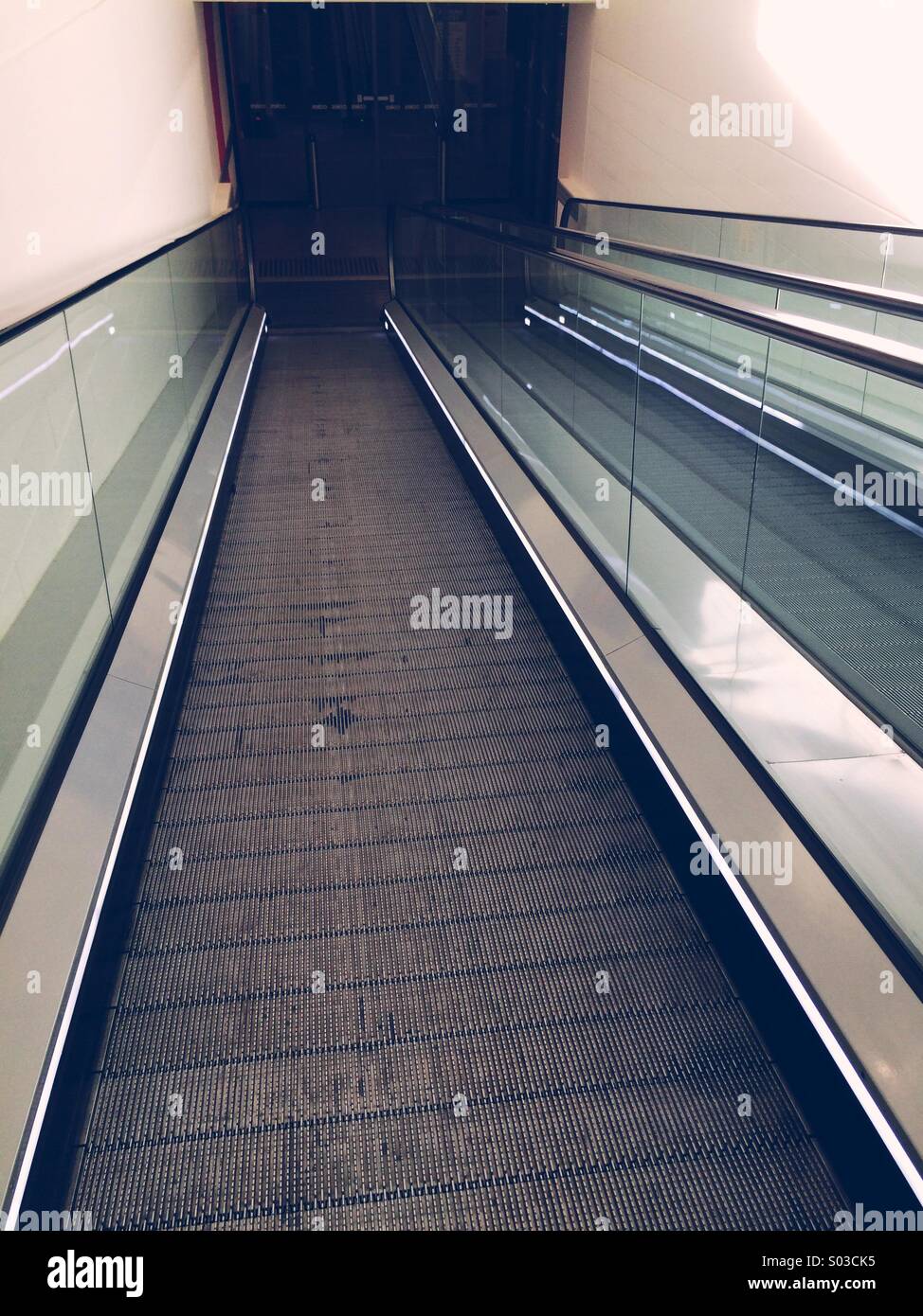 Moving walkway travelator -Fotos und -Bildmaterial in hoher Auflösung ...