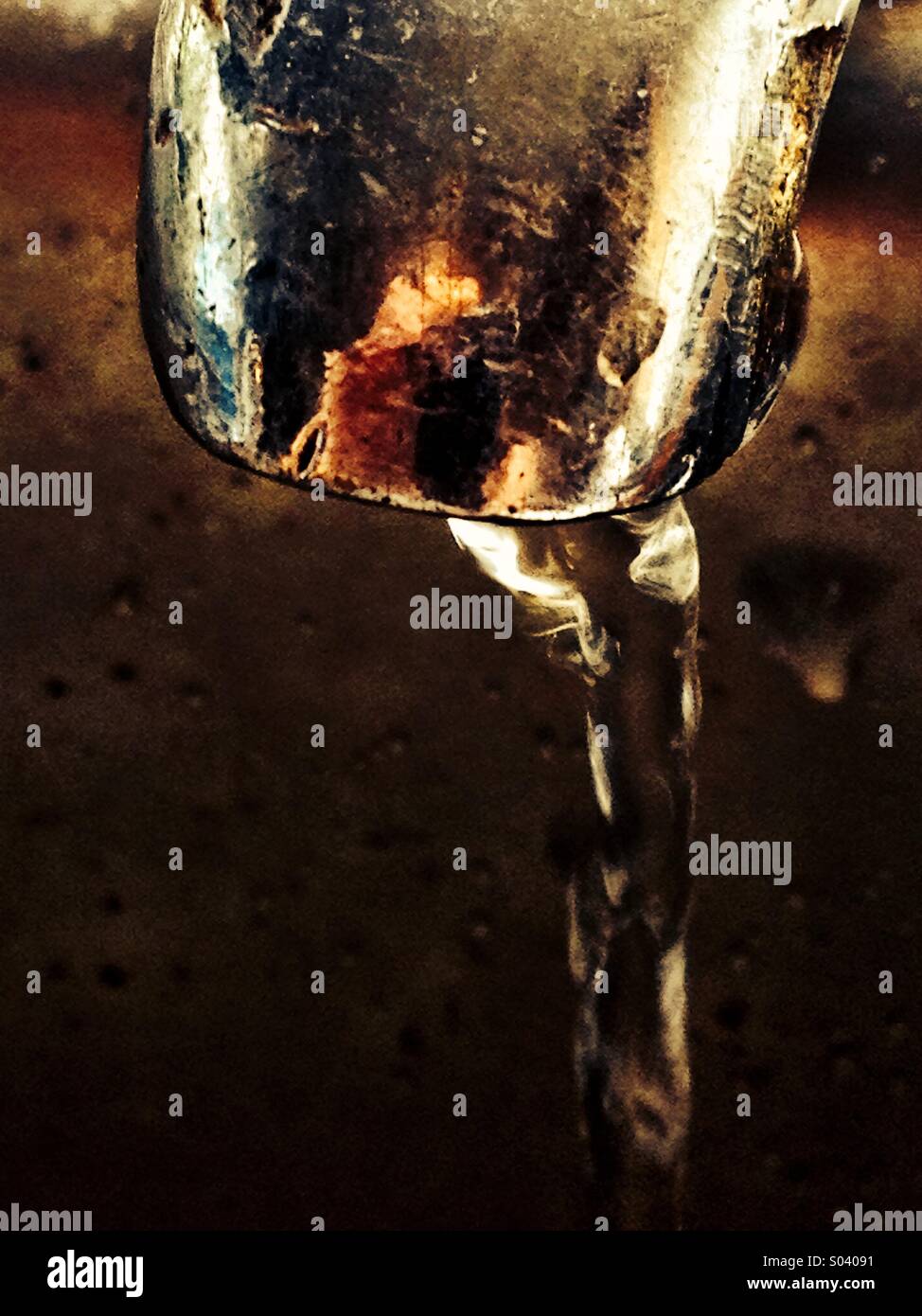 Tropfen tropft tropfend -Fotos und -Bildmaterial in hoher Auflösung – Alamy