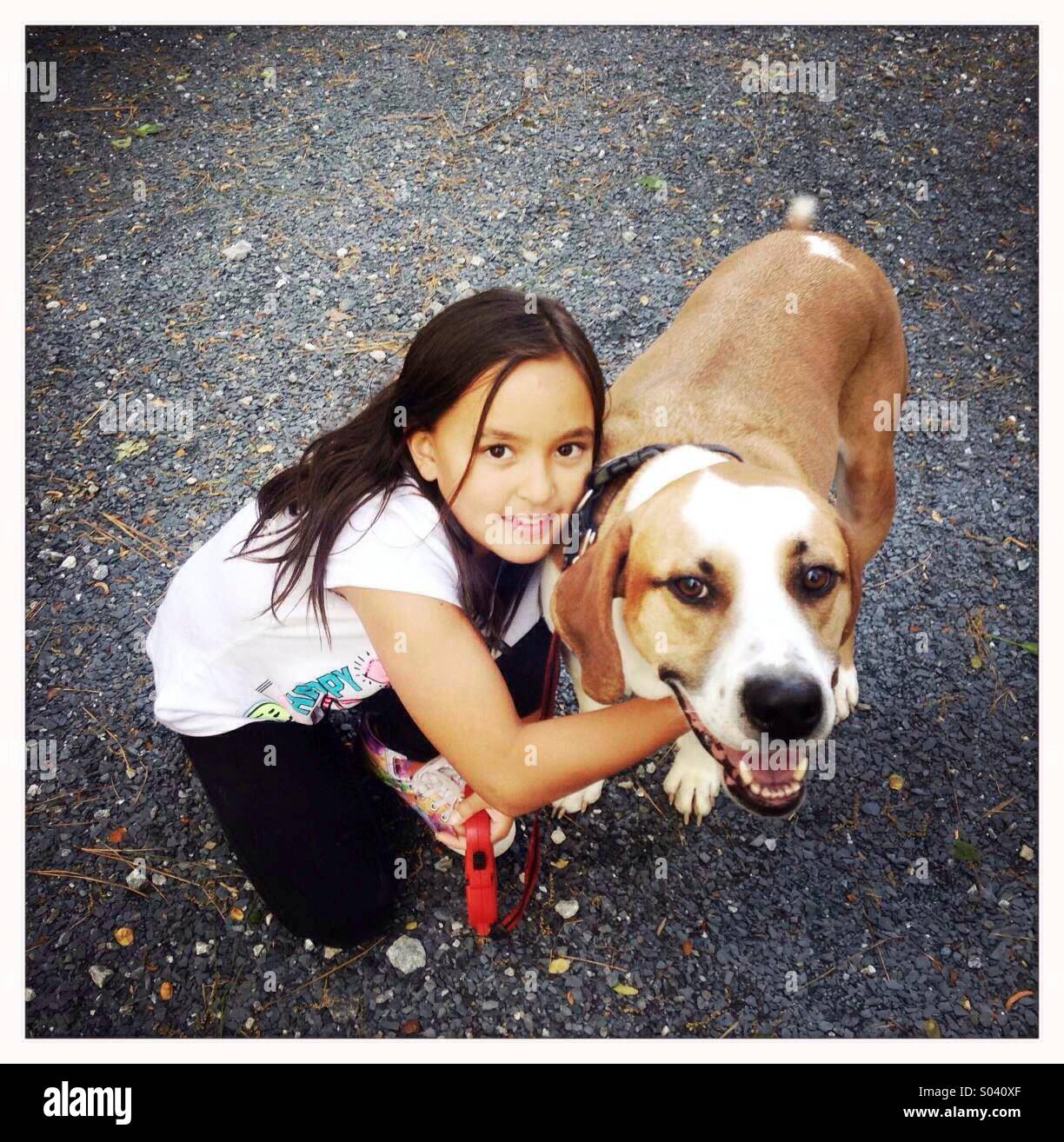 Kind und hund -Fotos und -Bildmaterial in hoher Auflösung – Alamy