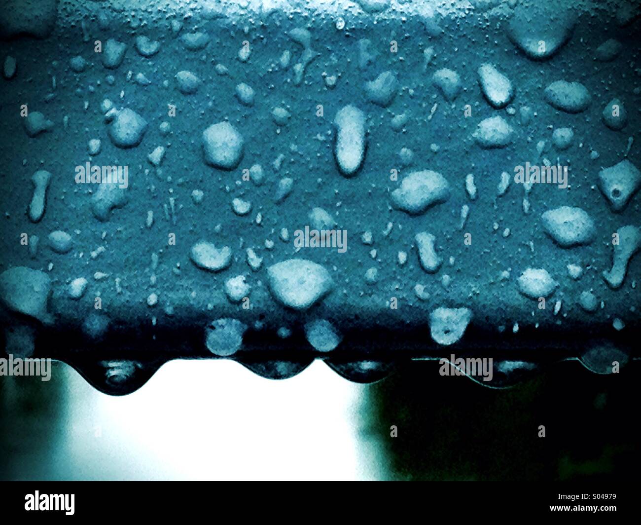 Regentropfen regnen -Fotos und -Bildmaterial in hoher Auflösung – Alamy