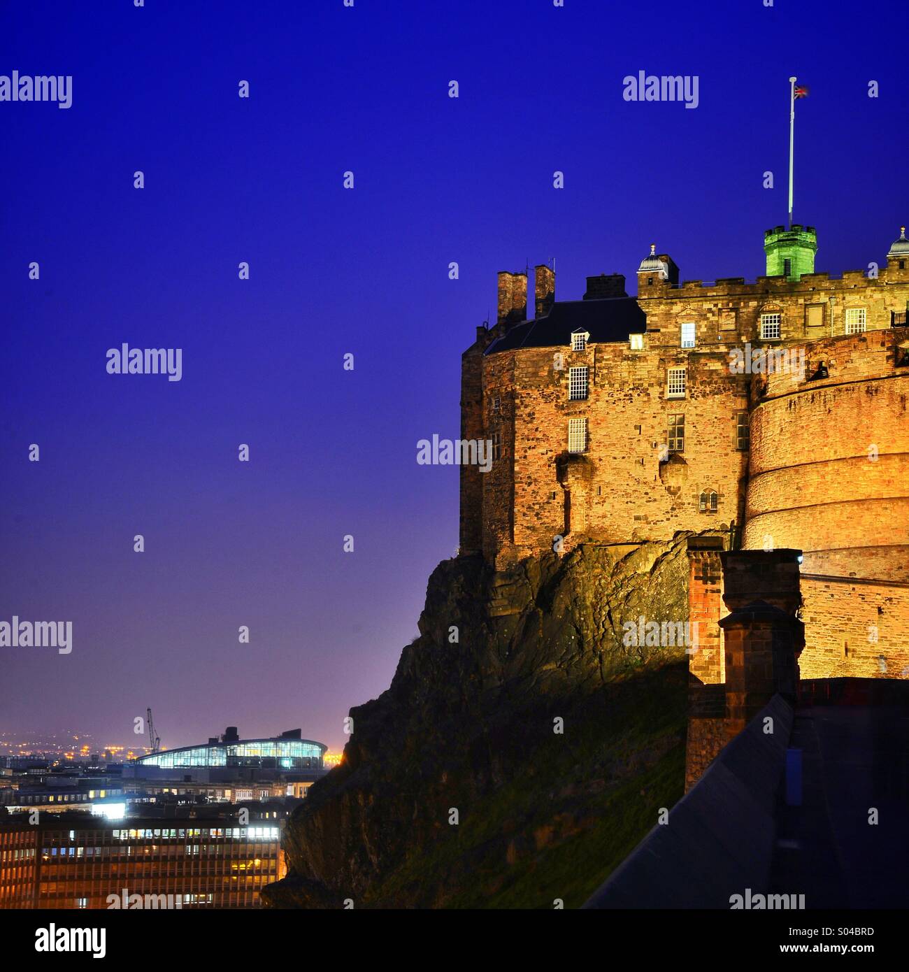 Edinburgh schloss bei nacht -Fotos und -Bildmaterial in hoher Auflösung ...