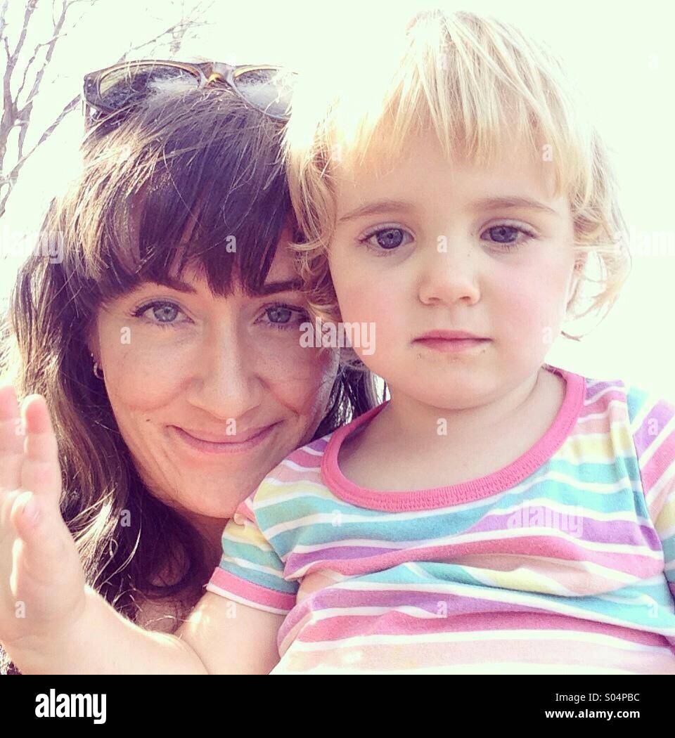 Blonde mutter tochter -Fotos und -Bildmaterial in hoher Auflösung – Alamy