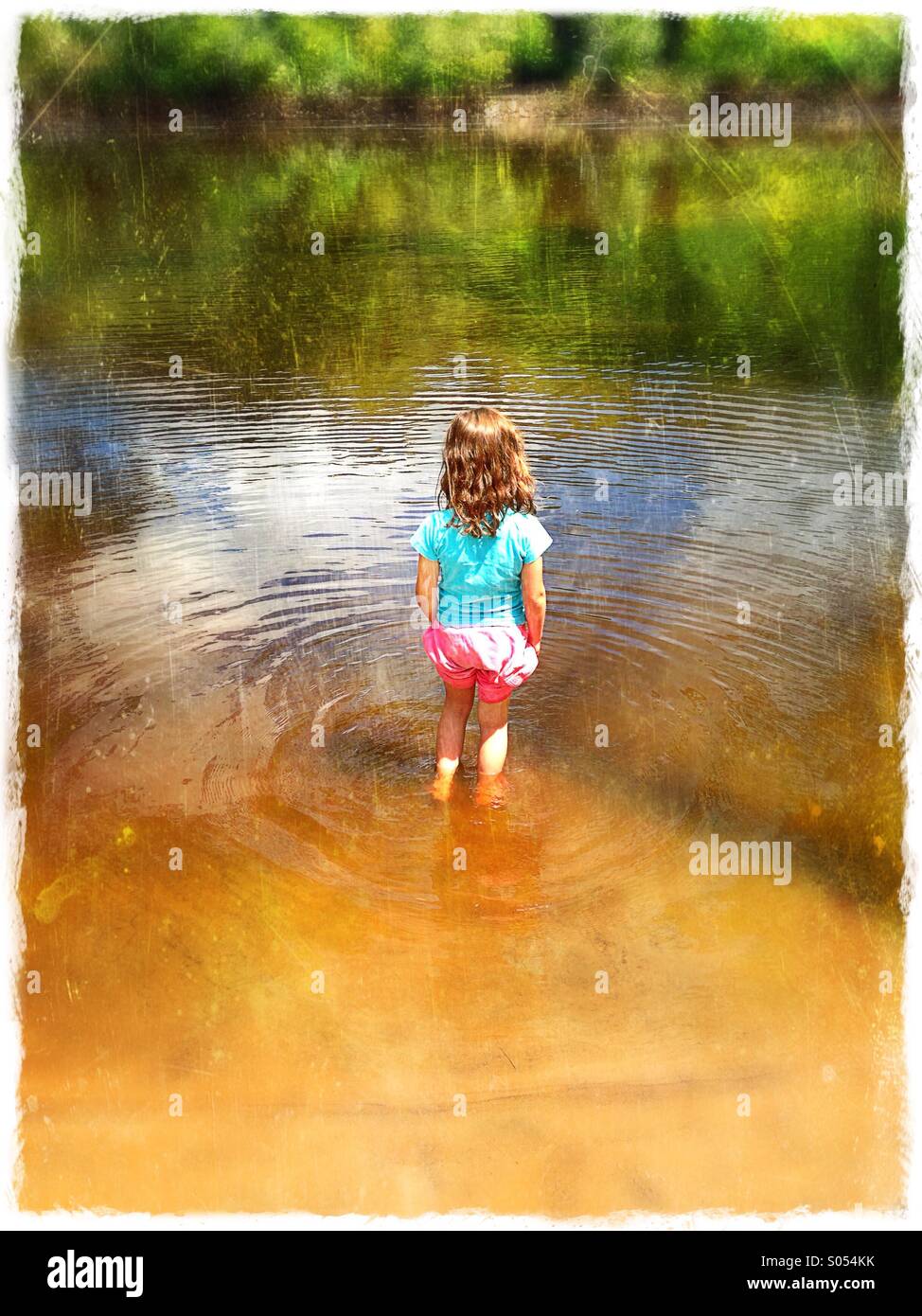 An einem fluss stehen -Fotos und -Bildmaterial in hoher Auflösung – Alamy