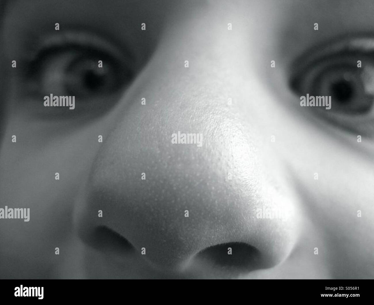 Neugieriges kind -Fotos und -Bildmaterial in hoher Auflösung – Alamy