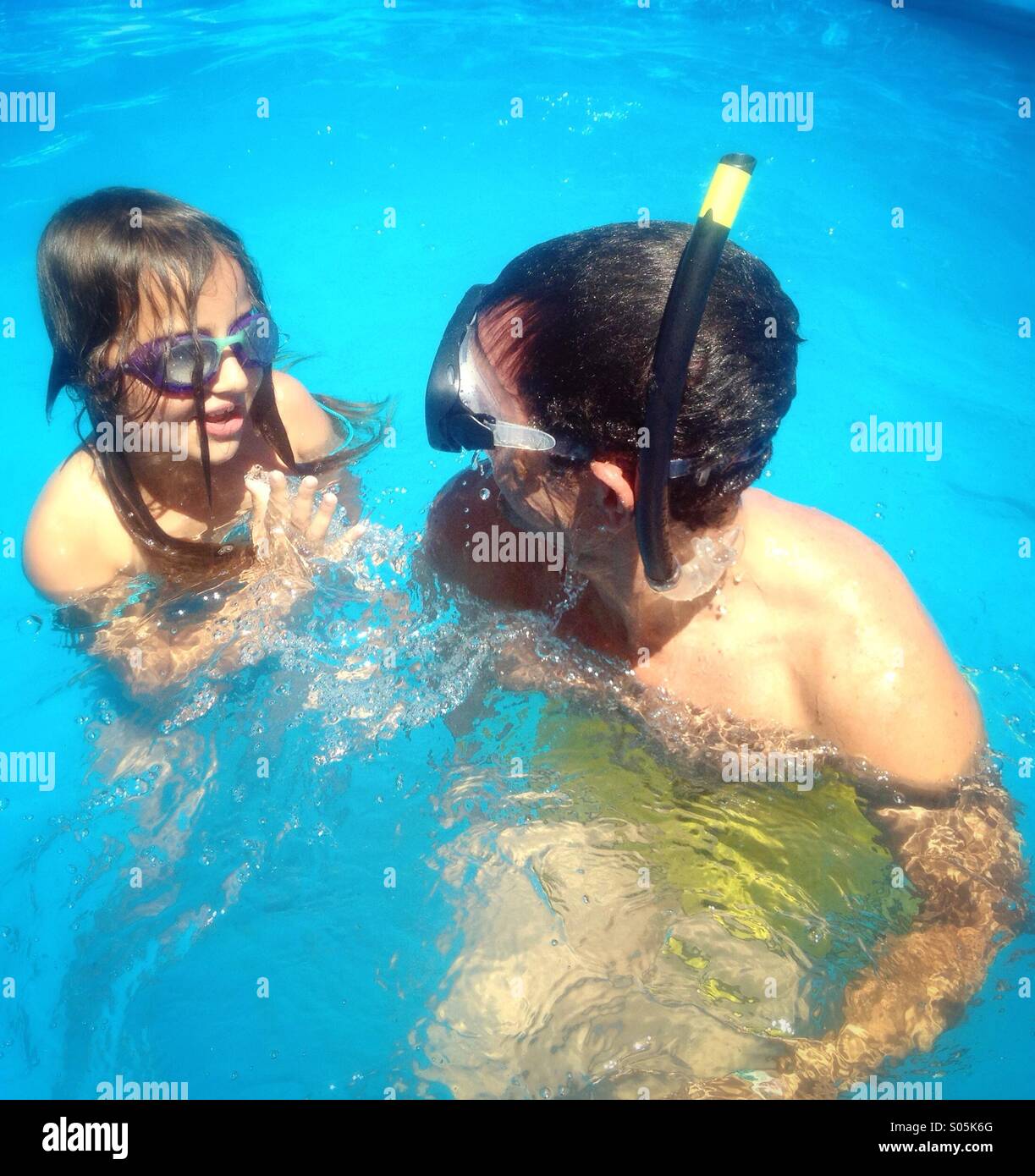 Vater Und Tochter Im Schwimmbad Fotos Und Bildmaterial In Hoher Auflösung Alamy