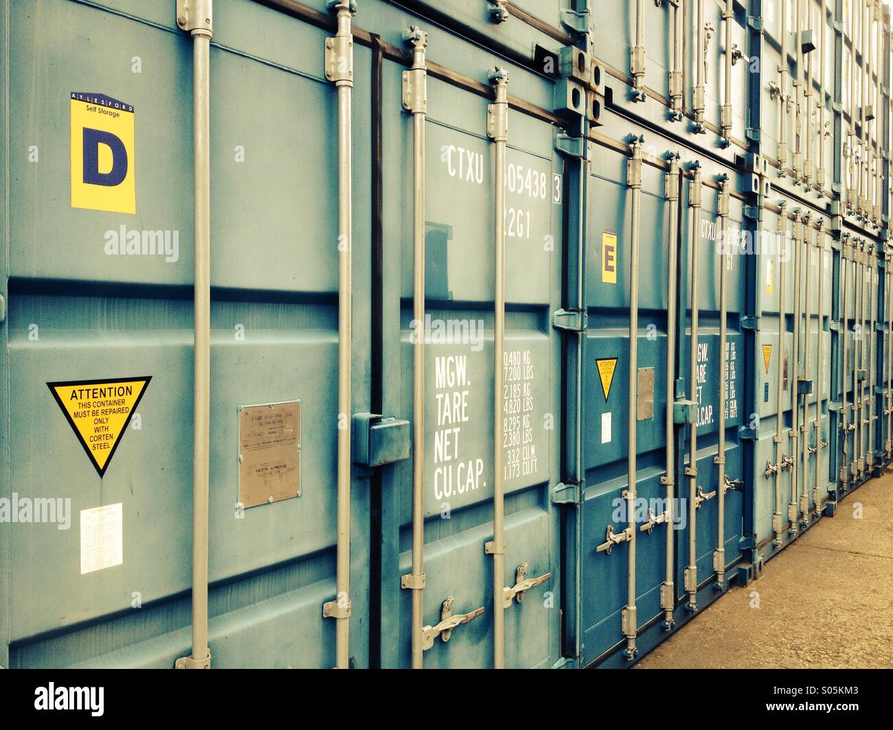 Wall of shipping containers -Fotos und -Bildmaterial in hoher Auflösung ...