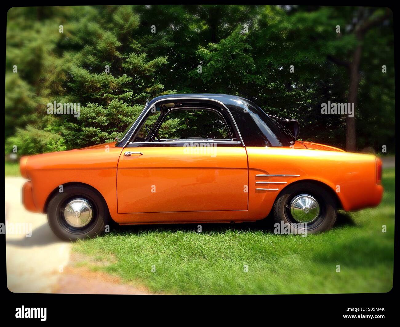 Orangenes auto -Fotos und -Bildmaterial in hoher Auflösung – Alamy
