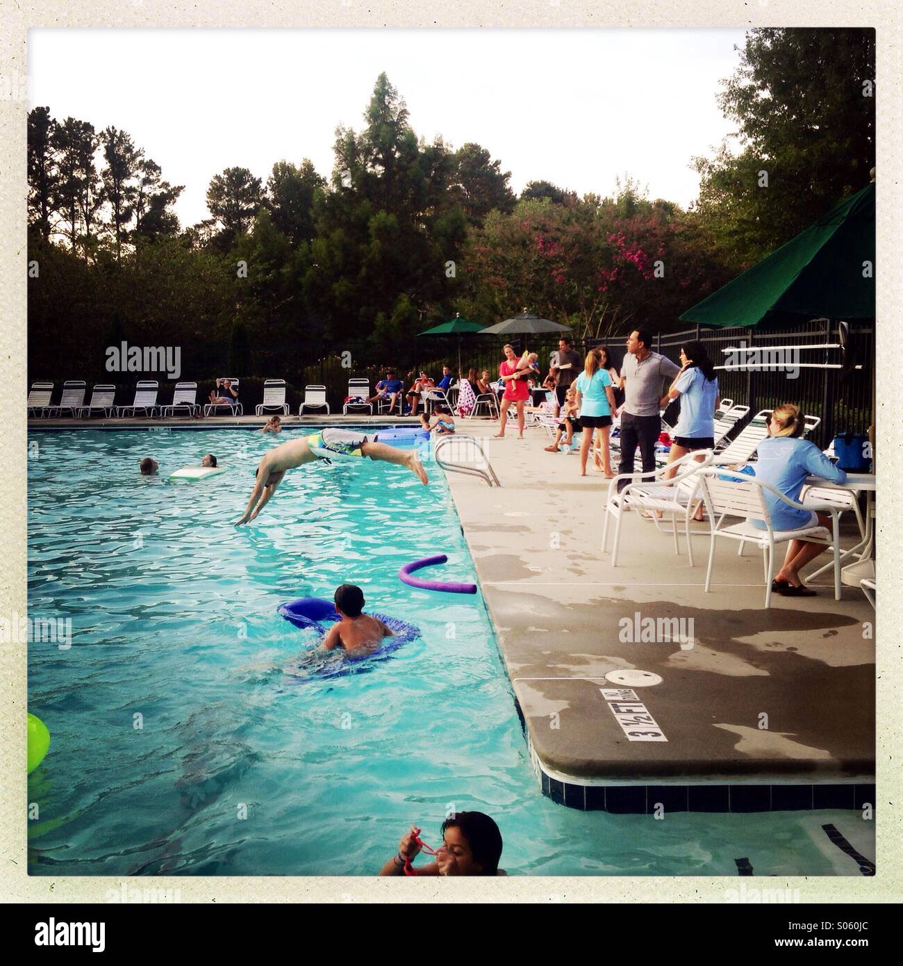 Pool party -Fotos und -Bildmaterial in hoher Auflösung – Alamy