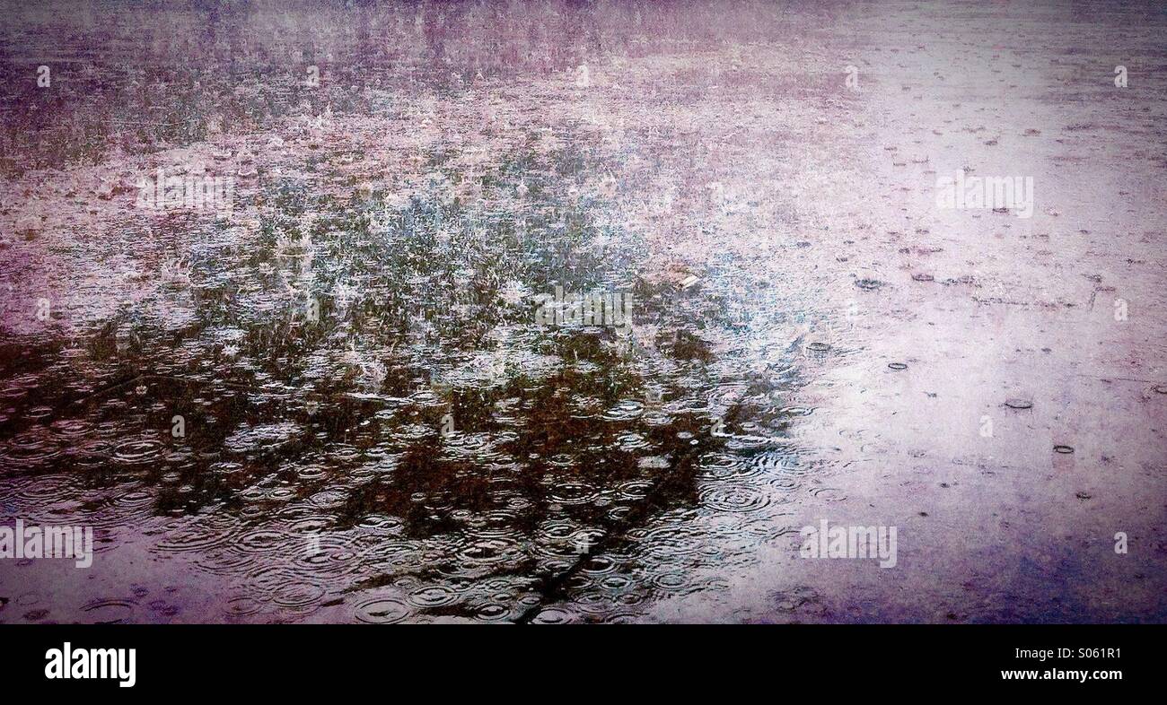 Heftiger regenfall -Fotos und -Bildmaterial in hoher Auflösung – Alamy