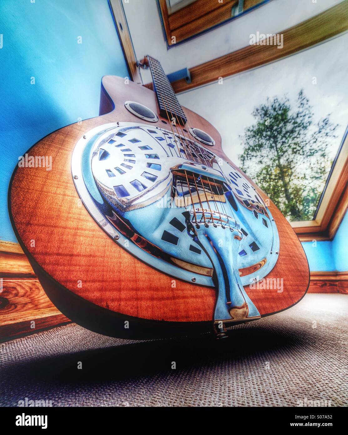 Dobro blues slide gitarre -Fotos und -Bildmaterial in hoher Auflösung ...