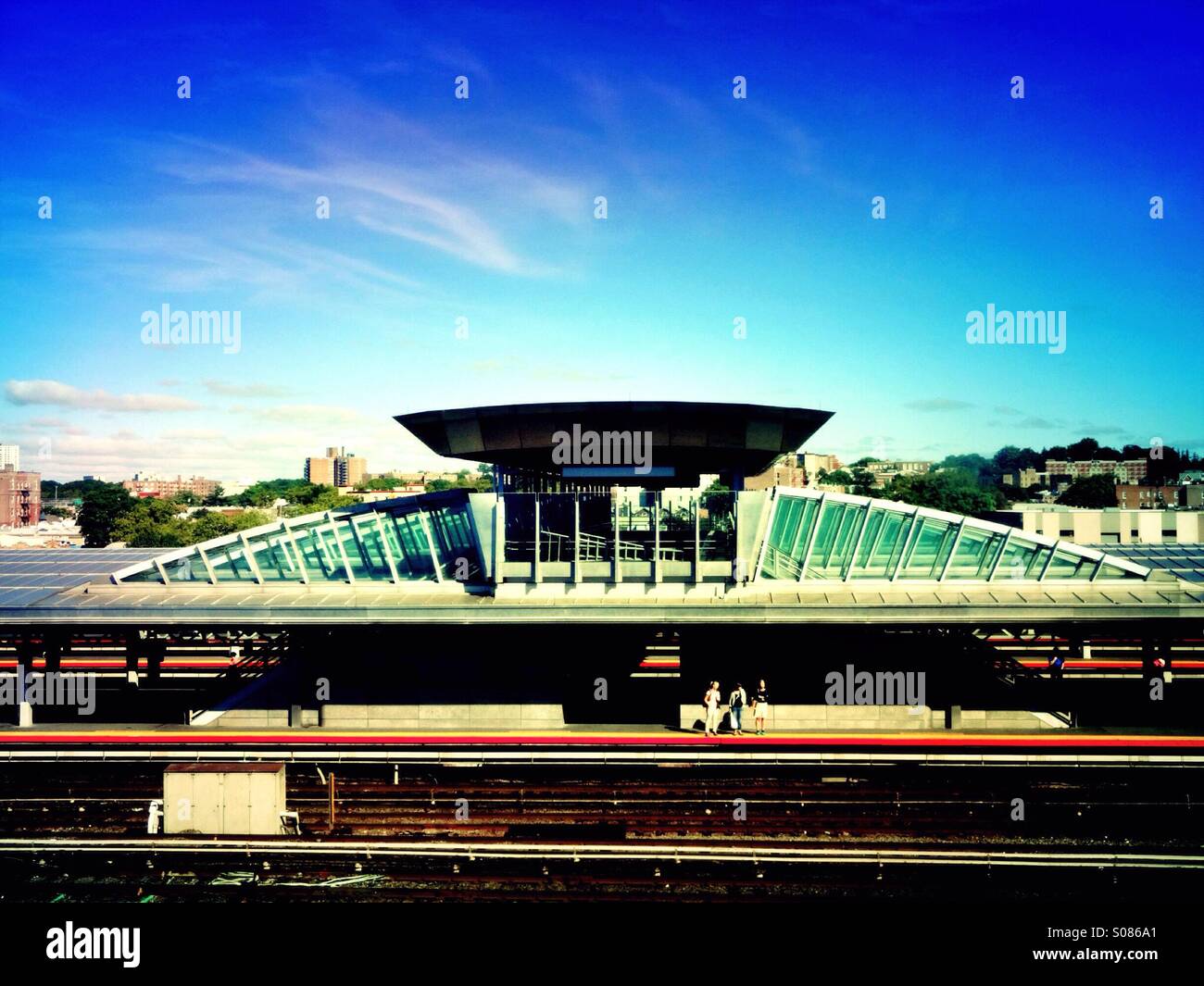 LIRR-Bahnhof in Jamaica, Queens, von der Airtrain-Strecke ...