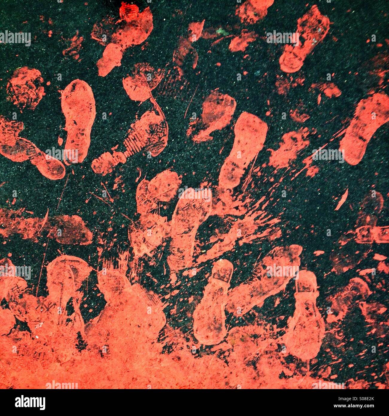 Red painted feet -Fotos und -Bildmaterial in hoher Auflösung – Alamy