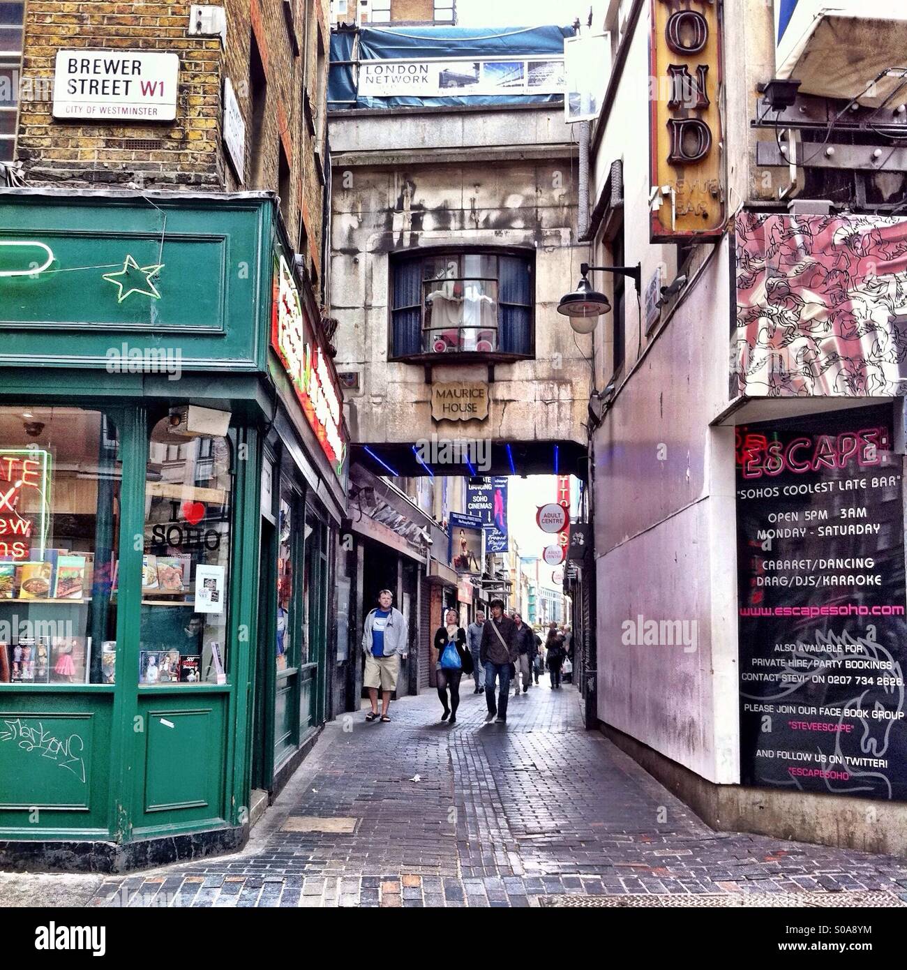 Der Blick von Brewer Street in Soho, London, England nach unten durch ...