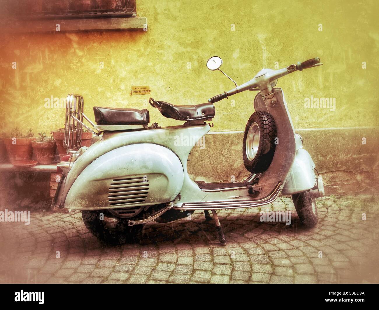 Vespa italien retro -Fotos und -Bildmaterial in hoher Auflösung – Alamy