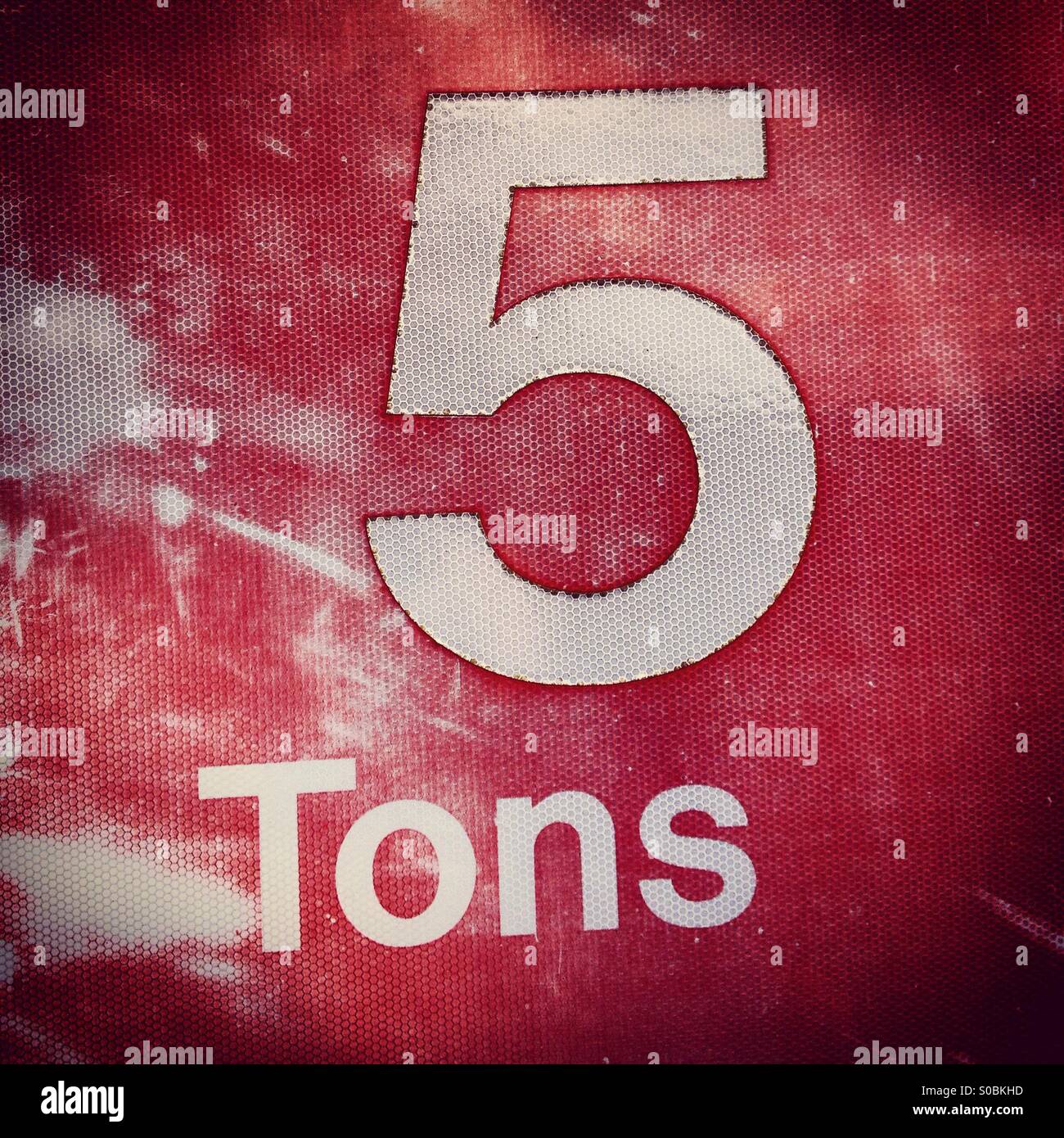 5 tonnen fahrzeug -Fotos und -Bildmaterial in hoher Auflösung – Alamy