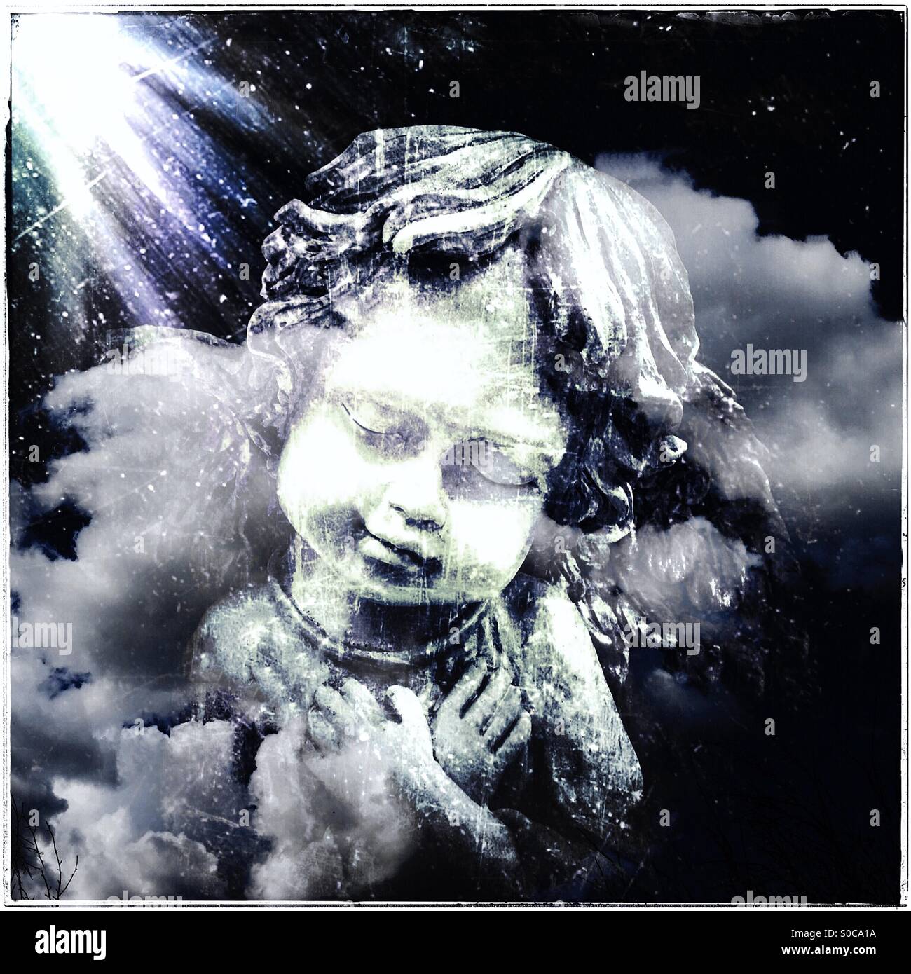 Ruhige kleine Engel Cherub vom Himmel Statue mit Wolken-Hintergrund ...