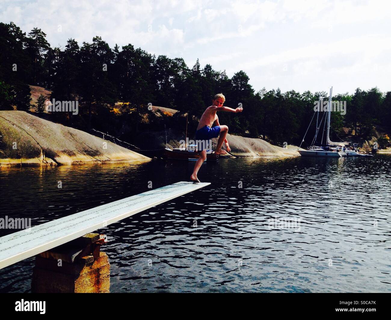 Jump off diving board -Fotos und -Bildmaterial in hoher Auflösung – Alamy