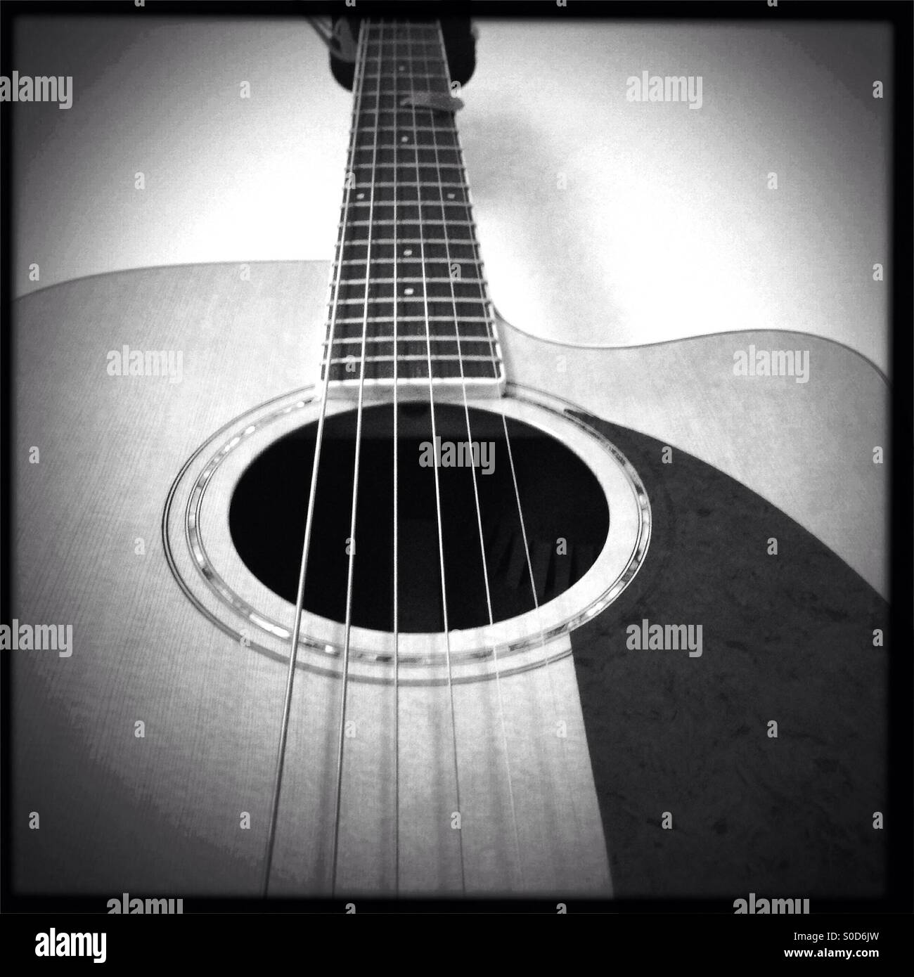 Akustikgitarre hautnah -Fotos und -Bildmaterial in hoher Auflösung – Alamy