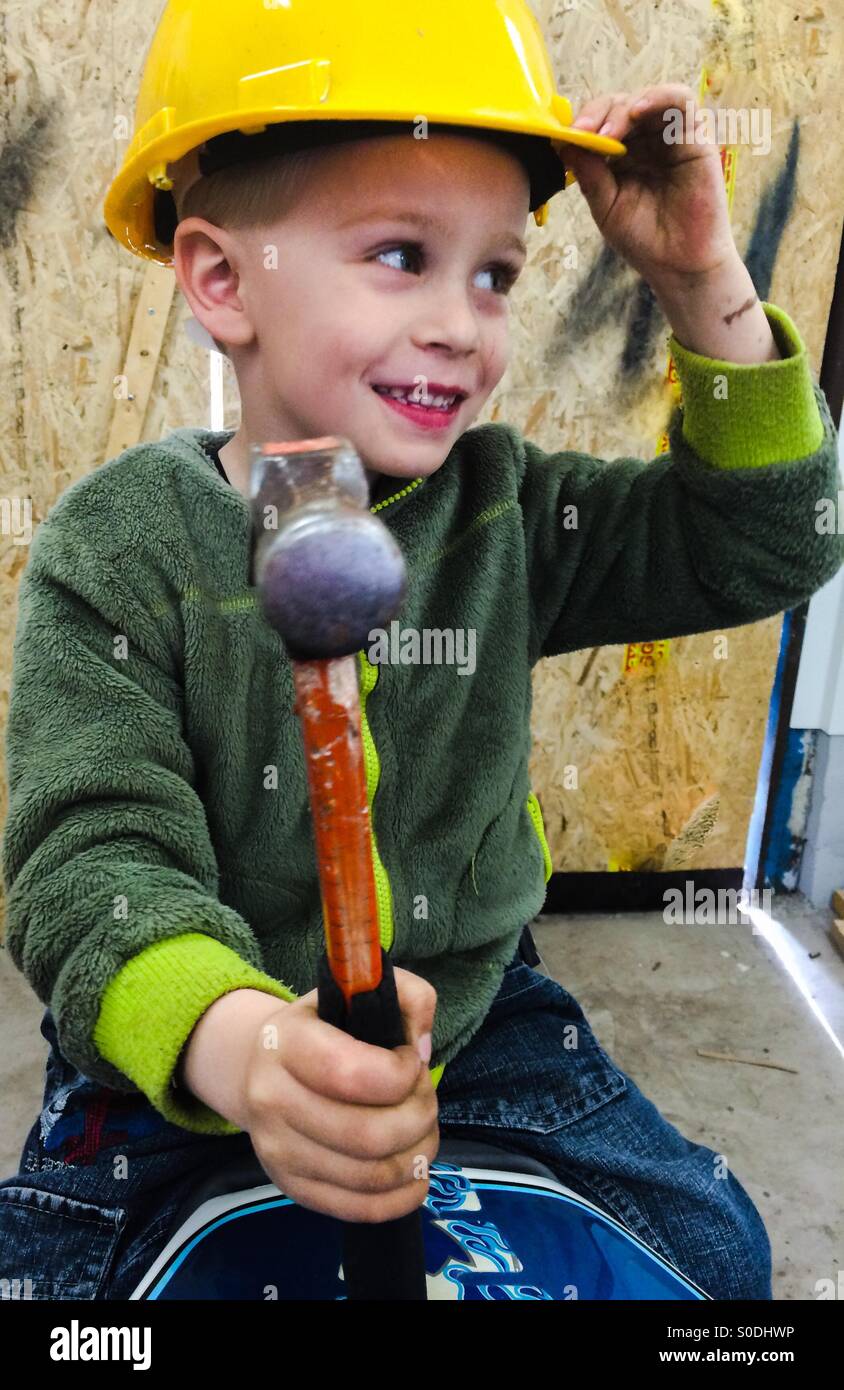 Junge mit hammer -Fotos und -Bildmaterial in hoher Auflösung – Alamy