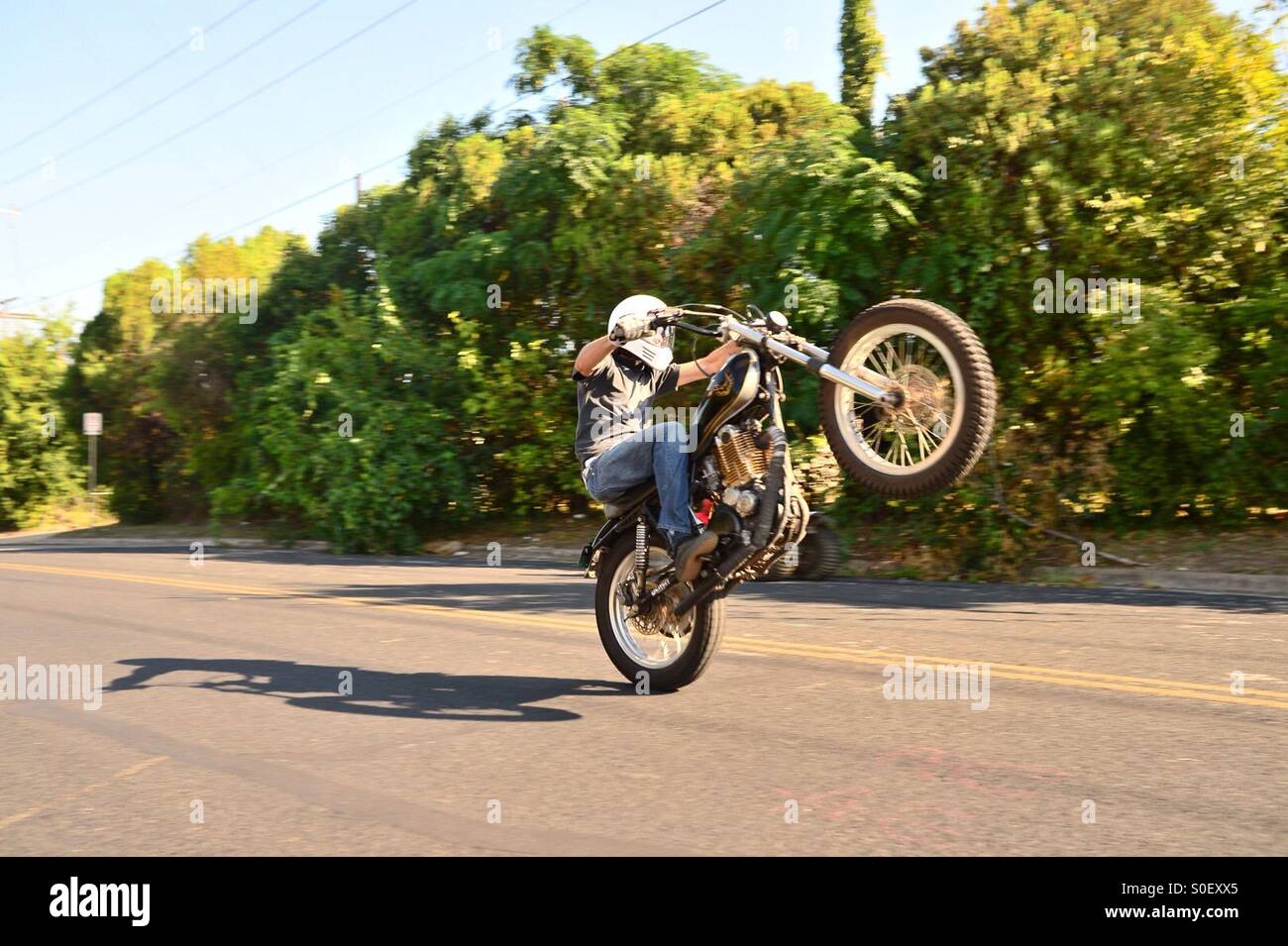Wheelie motorcycle -Fotos und -Bildmaterial in hoher Auflösung – Alamy